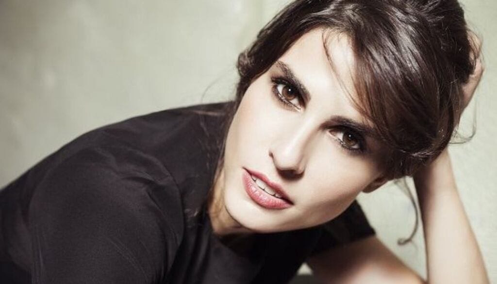 Daniela Marra, chi è l'attrice nel cast di L'Ora-Inchiostro contro ...